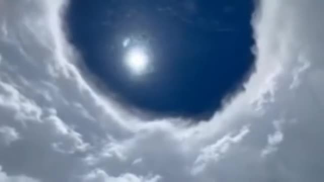 Air Force plane flies into eye of Hurricane Erin capturing ...