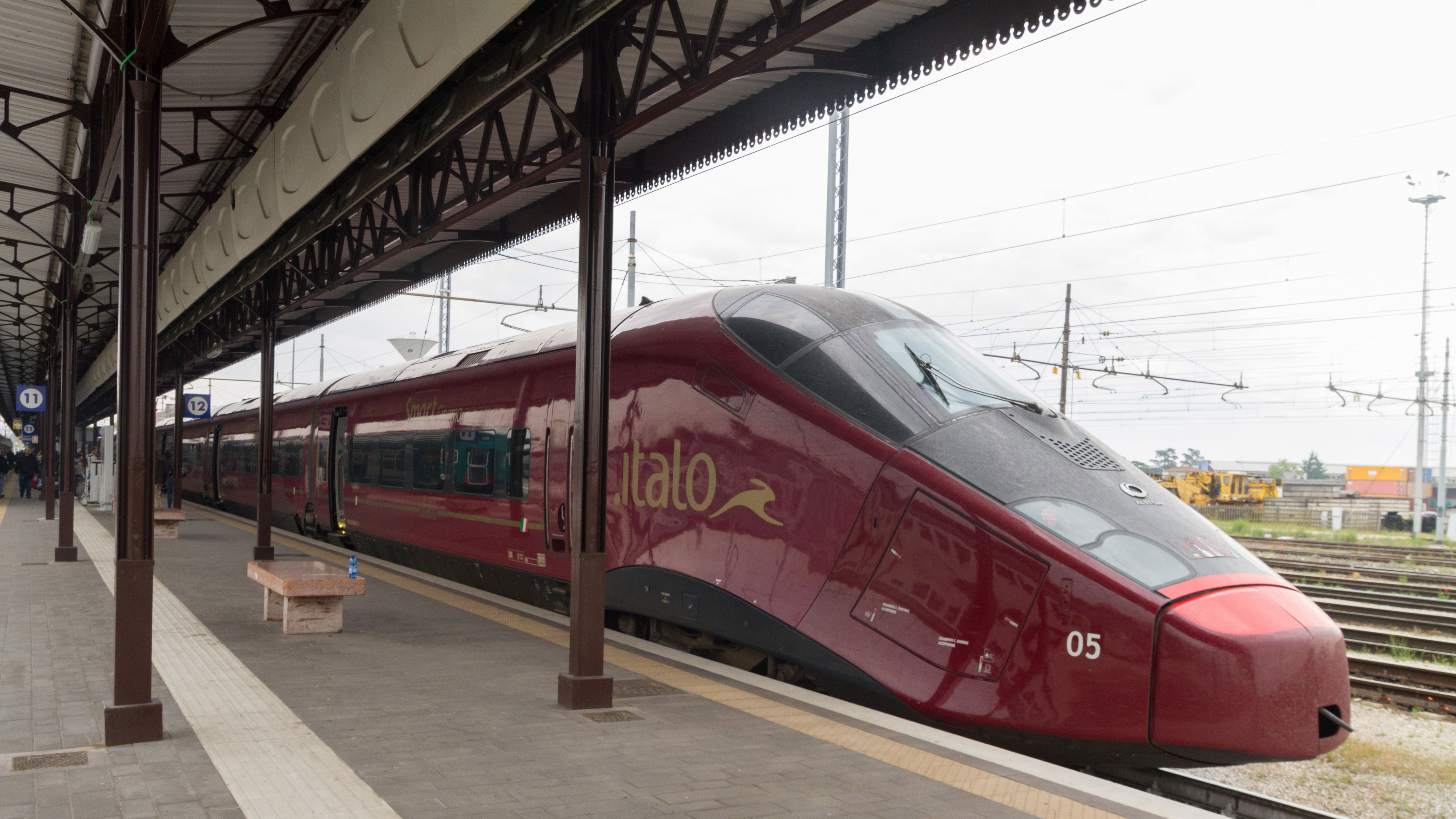 Italo Treno assume a Napoli, si cercano hostess e steward. Basta il ...
