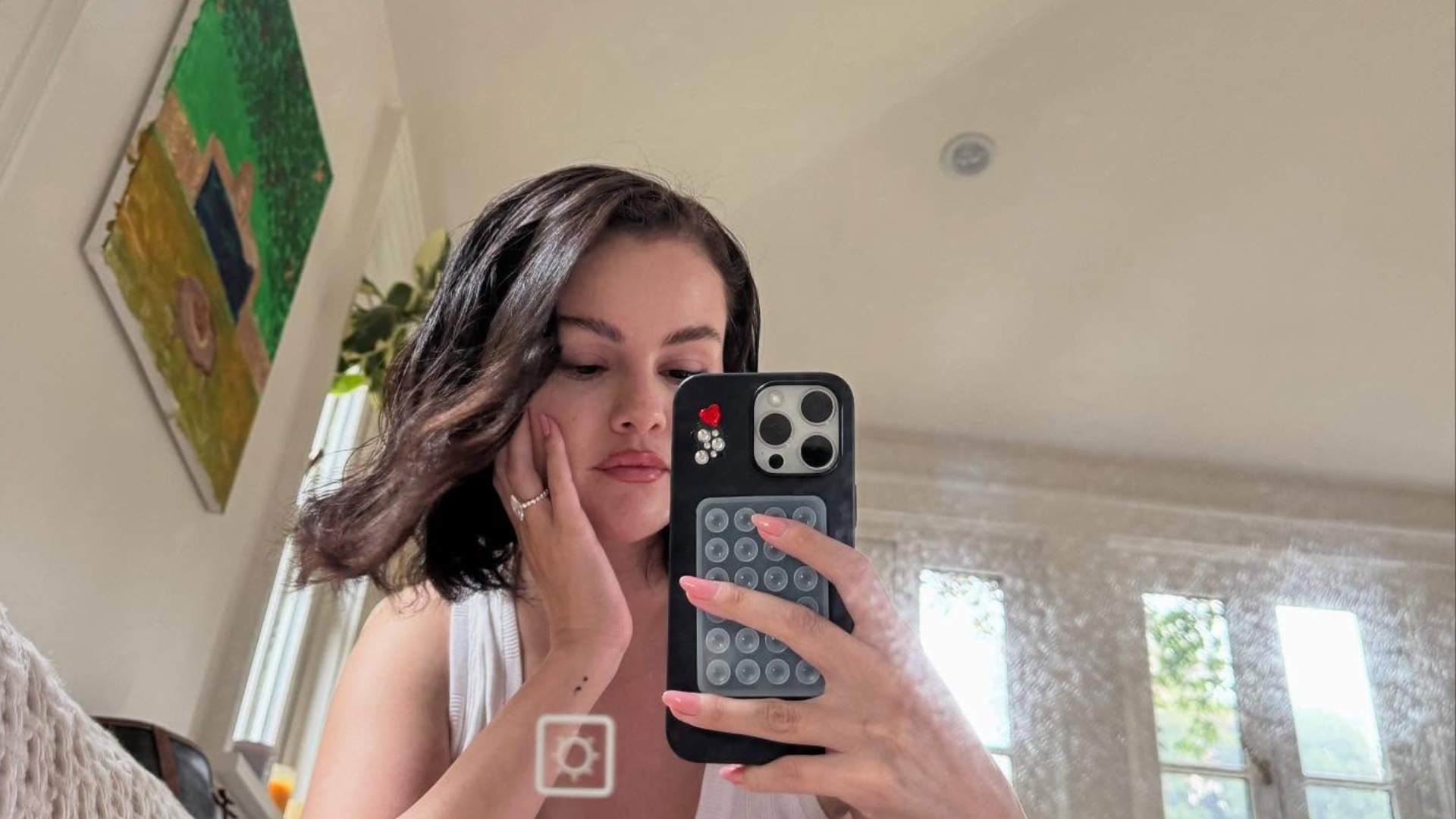 'Beautiful even without makeup': Selena Gomez shines in a nightgown