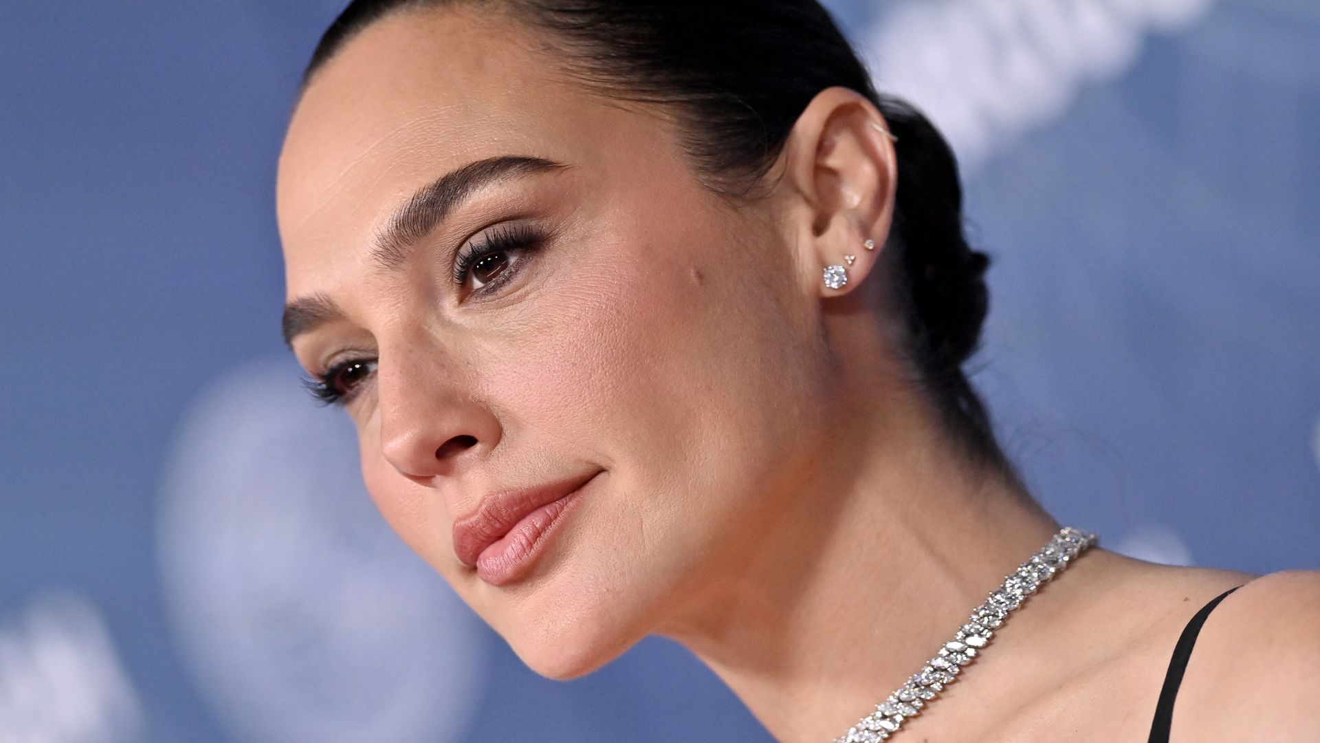 Gal Gadot issues statement on 'divisive' viral comments about Snow ...