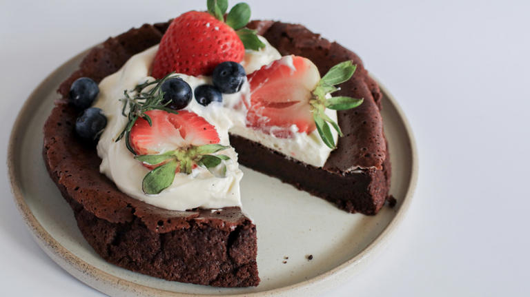 This No-Bake Chocolate Cake Only Requires 2 Ingredients