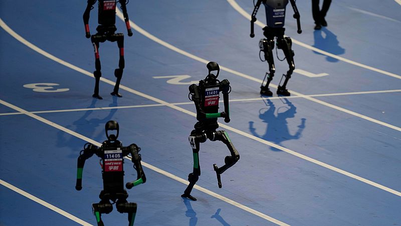 Regardez ces robots courir et jouer au foot lors des premiers jeux ...