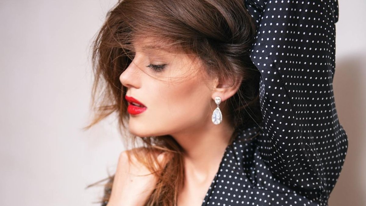 The Art of Arrival: 11 Phrases Elegant Women Use to Make an ...