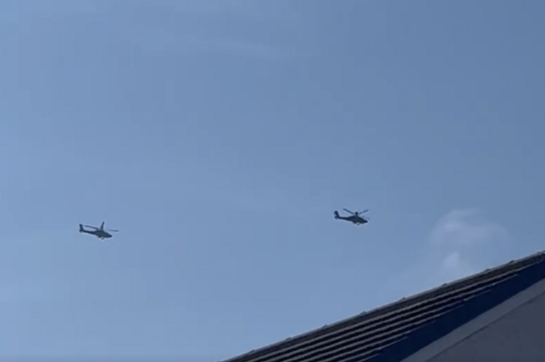 Edinburgh local captures moment military Apache helicopters travel ...