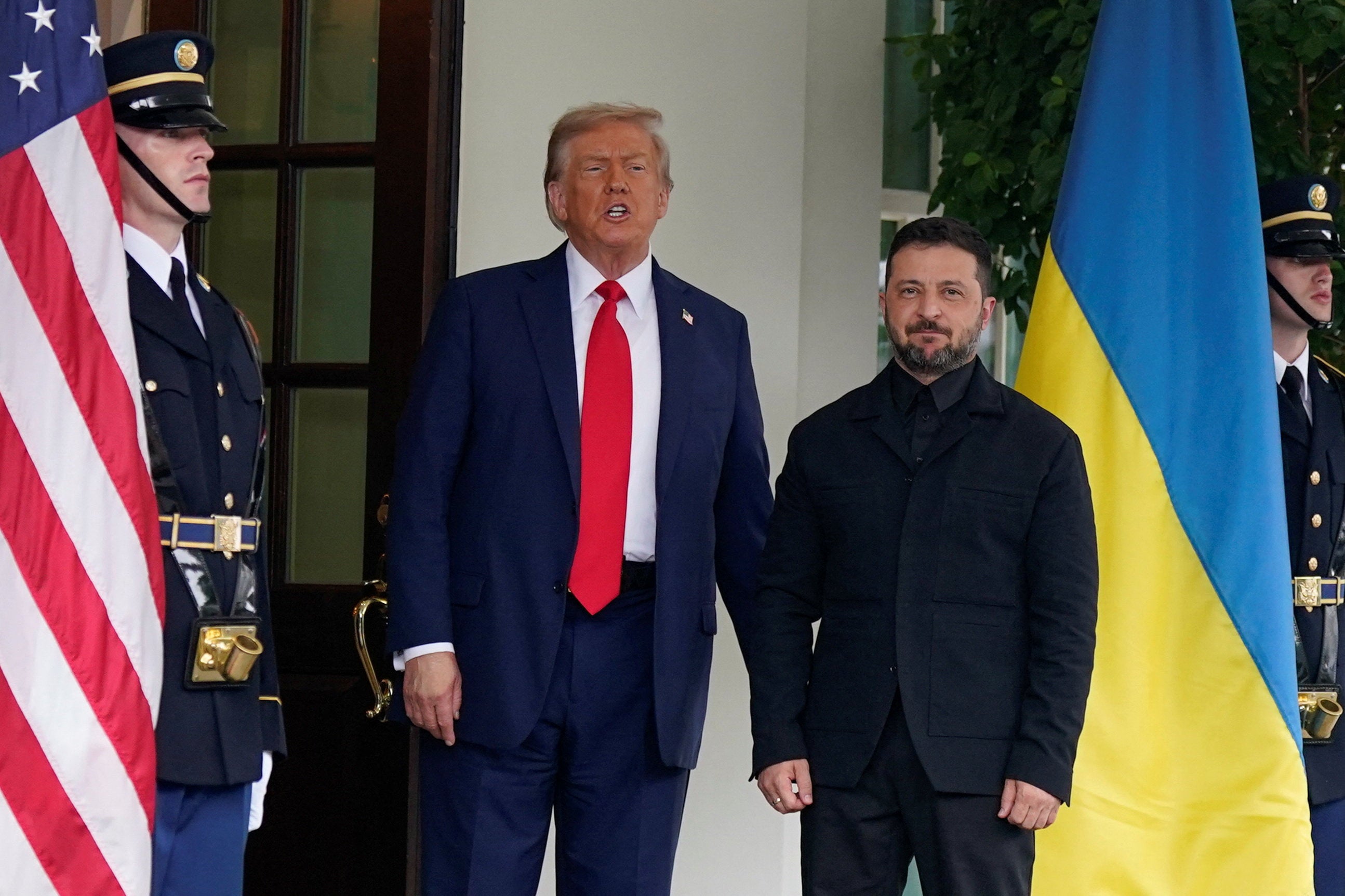 Zelensky shows up to White House in all-black suit - but no tie - after ...
