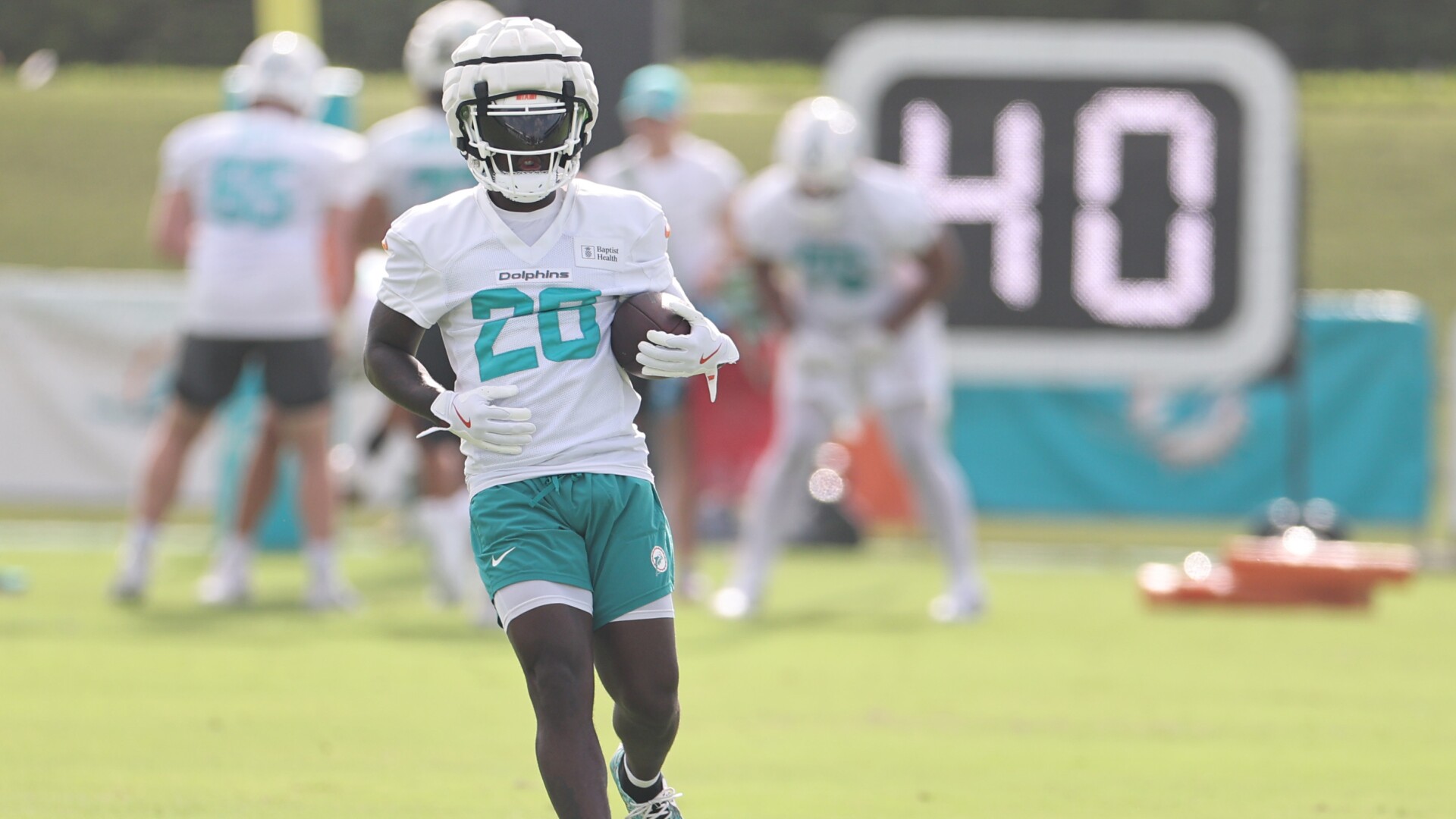 De'Von Achane likely sidelined for a week with calf injury