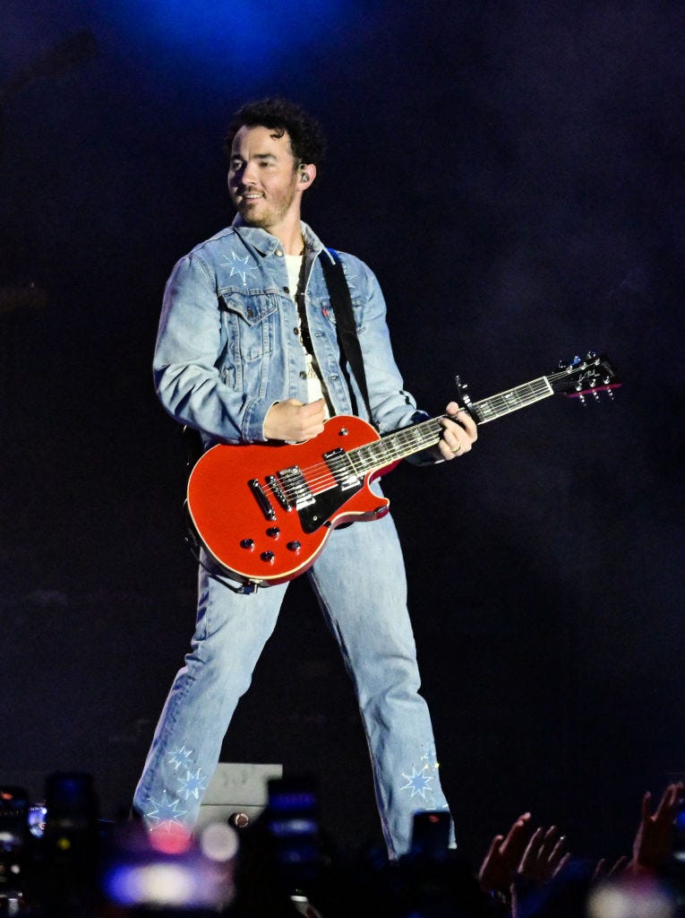 Jonas Brothers surprise at Bird and Betty's on LBI leaves fans 'Burnin ...