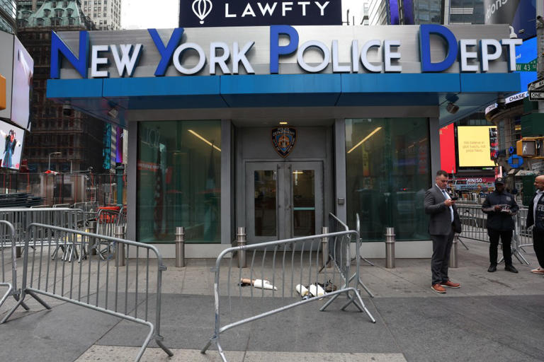 Heart of Times Square evacuated as suspicious package prompts bomb ...