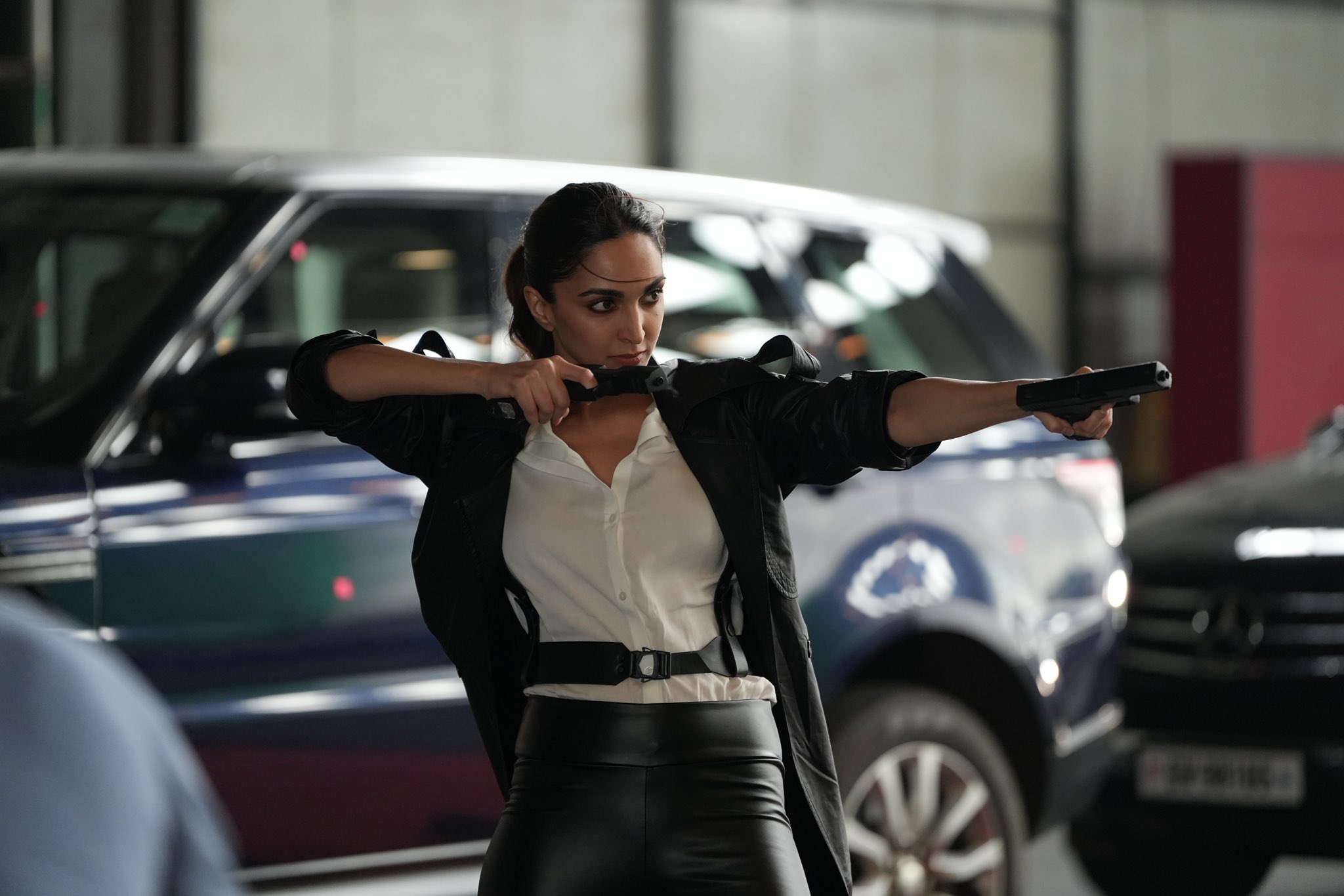 War 2: Hrithik Roshan and Jr NTR's actioner sets box office on fire ...