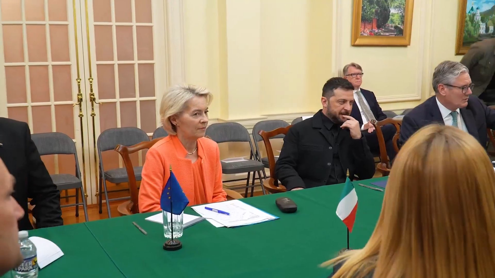 Zelensky wears combat suit to Washington to meet Trump