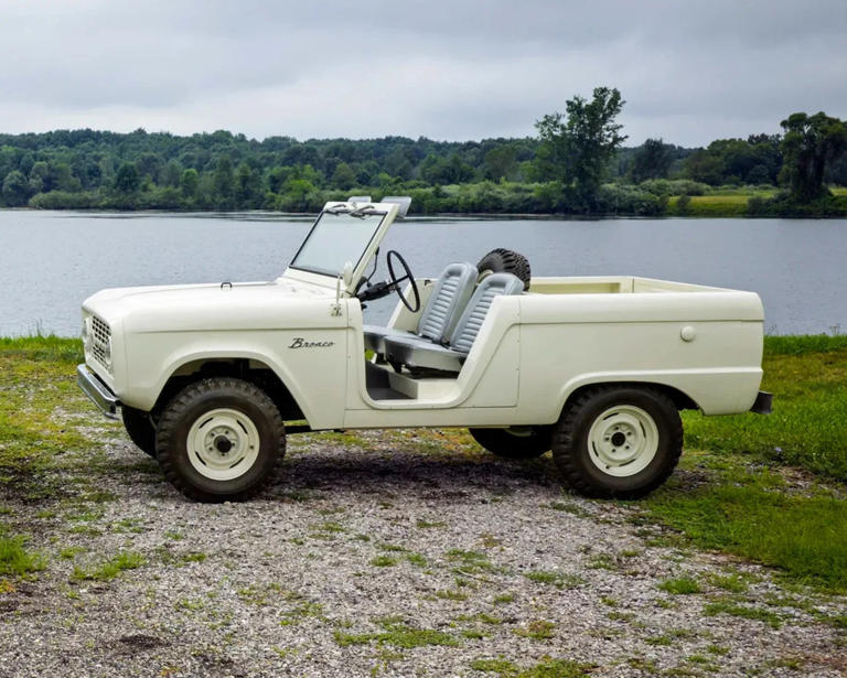 This Retro Open-Topped Tribute Is One of Ford’s Best Broncos Yet