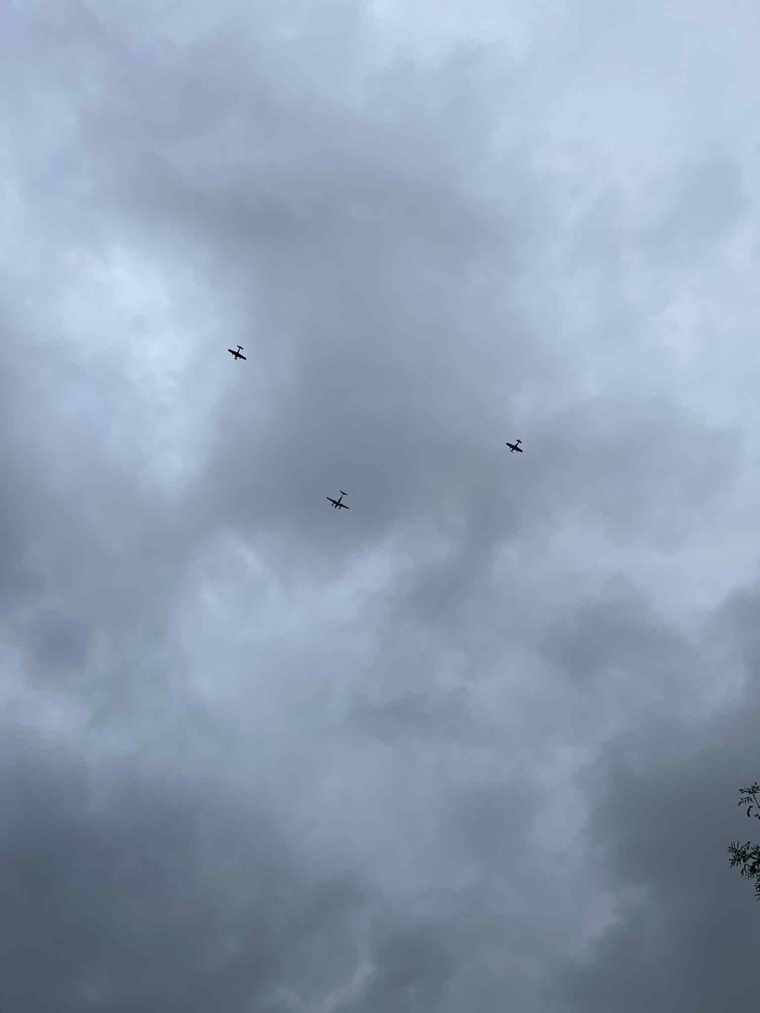 Sheffield 'WW2 flypast': Pictures show surprise flypast by legendary ...