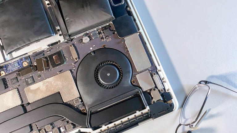 Laptop Battery Dying? Here's What You Need To Know Before You Replace It