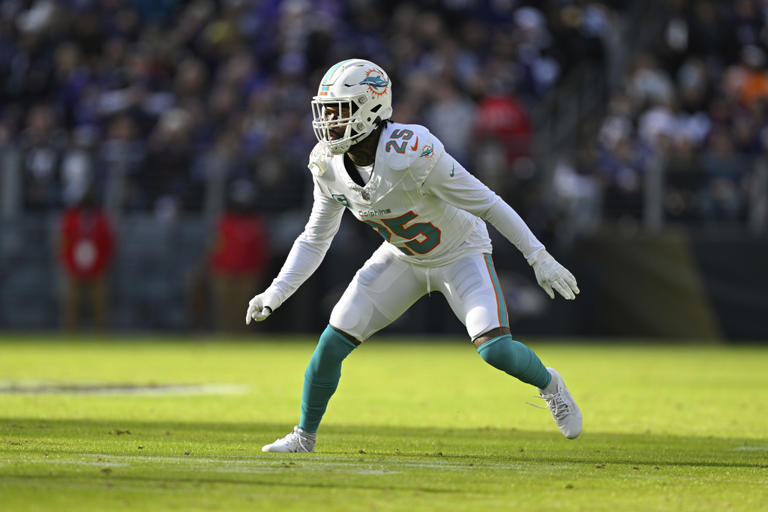 Four-time Pro Bowl cornerback Xavien Howard signs with the Colts