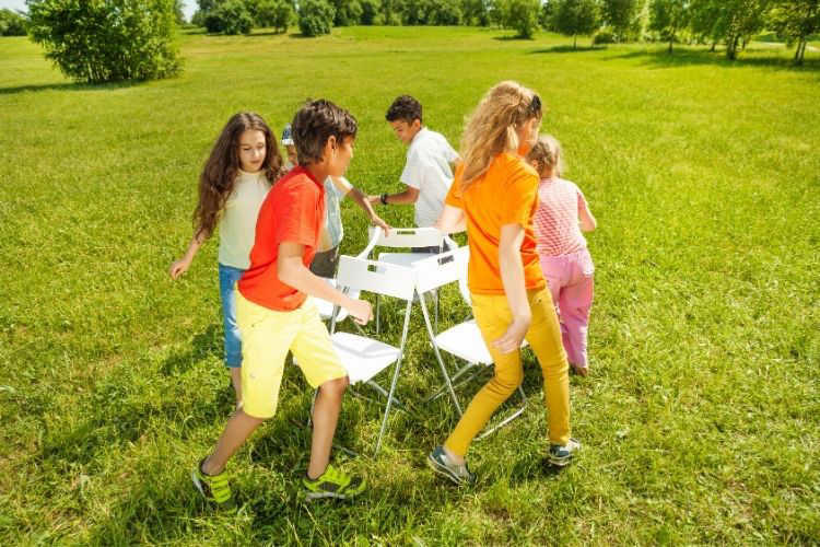 100 Games to Play on a Family Vacation