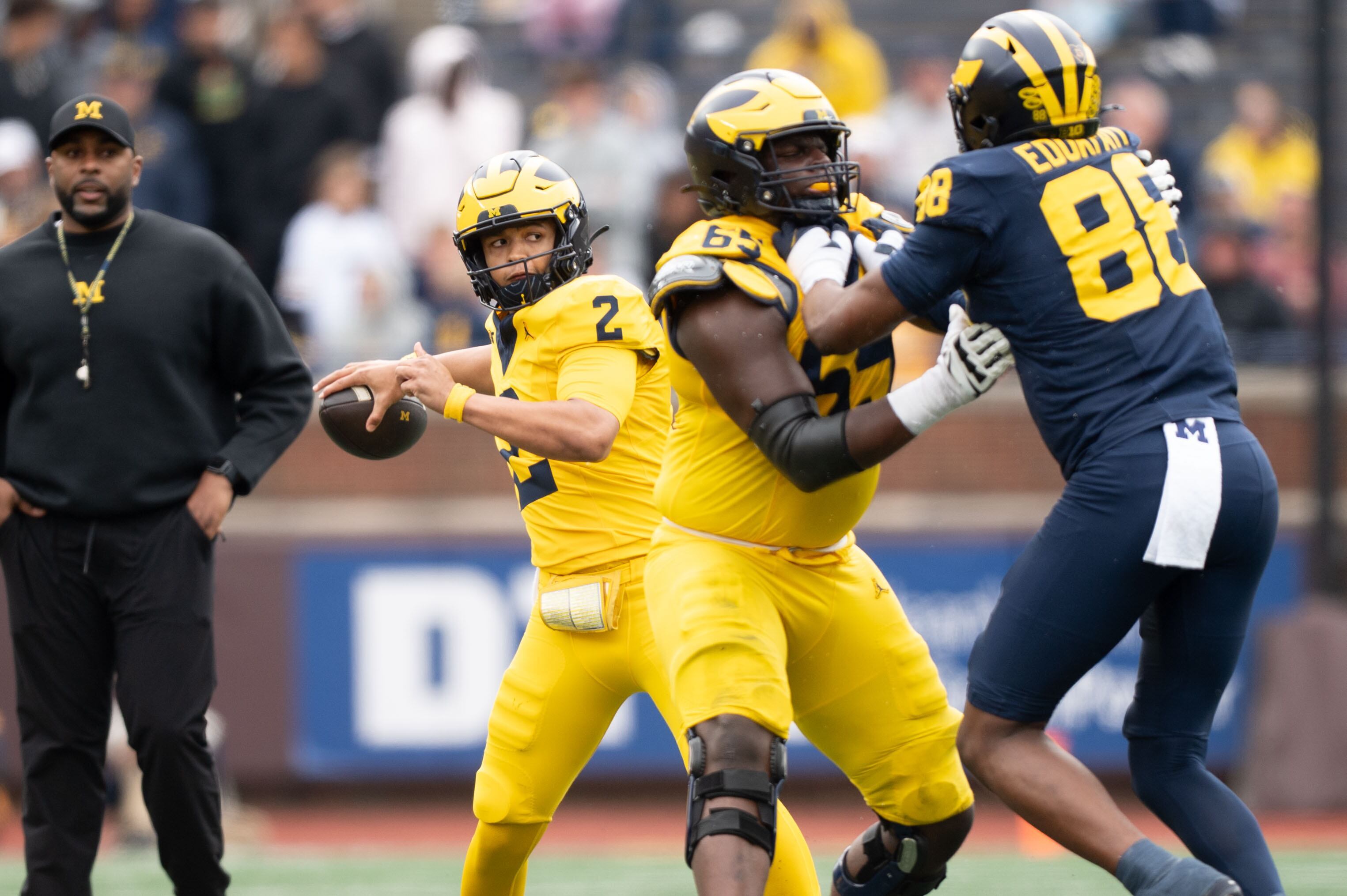 Report: Michigan o-lineman, a five-star recruit, suffers serious knee ...