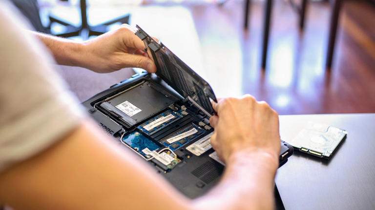 Laptop Battery Dying? Here's What You Need To Know Before You Replace It