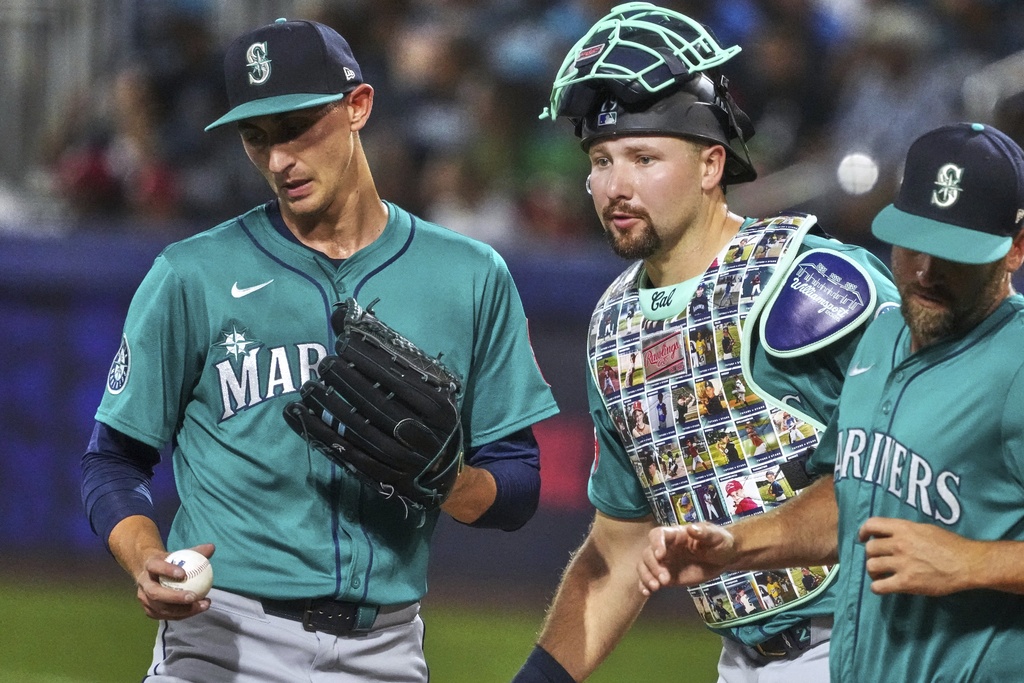 Cal Raleigh hits 47th homer, closing in on Salvador Perez's catcher record