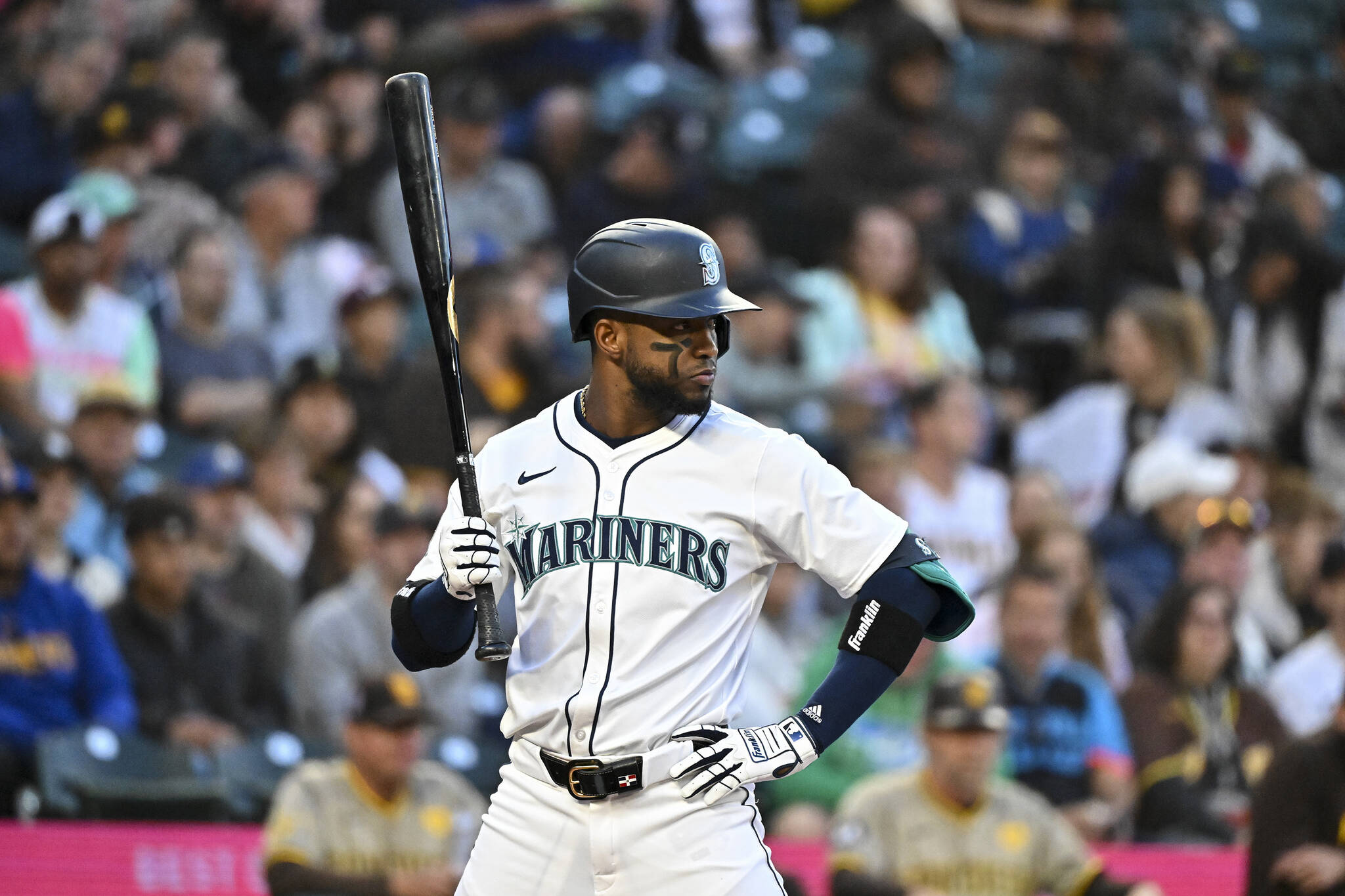 Mariners’ Robles throws bat at pitcher in minor league game