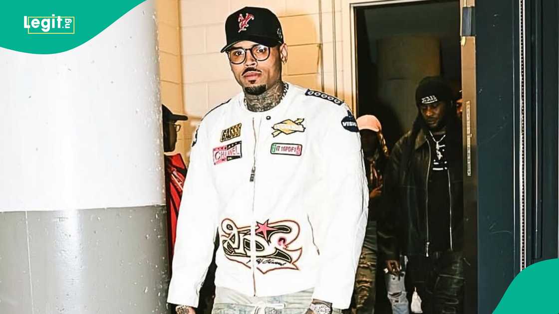 Fan reportedly pays over N1.5M to take picture with Chris Brown, many ...