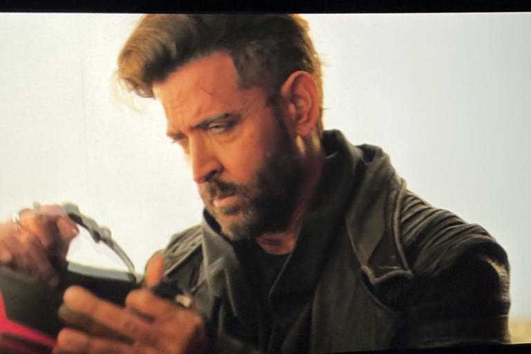 War 2: Hrithik Roshan and Jr NTR's actioner sets box office on fire ...