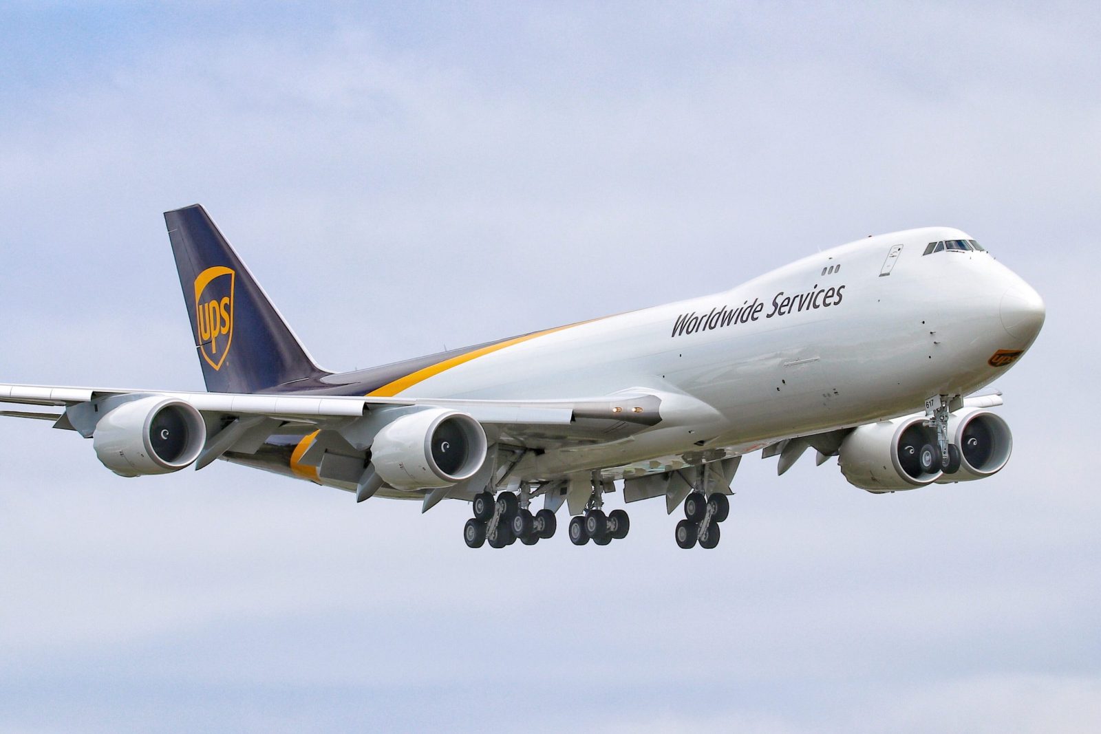 UPS 747 Strikes Engine During Landing