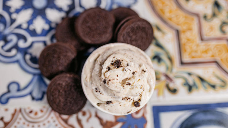 2-Ingredient Mini Ice Cream Sandwiches Start With A Pack Of Oreos