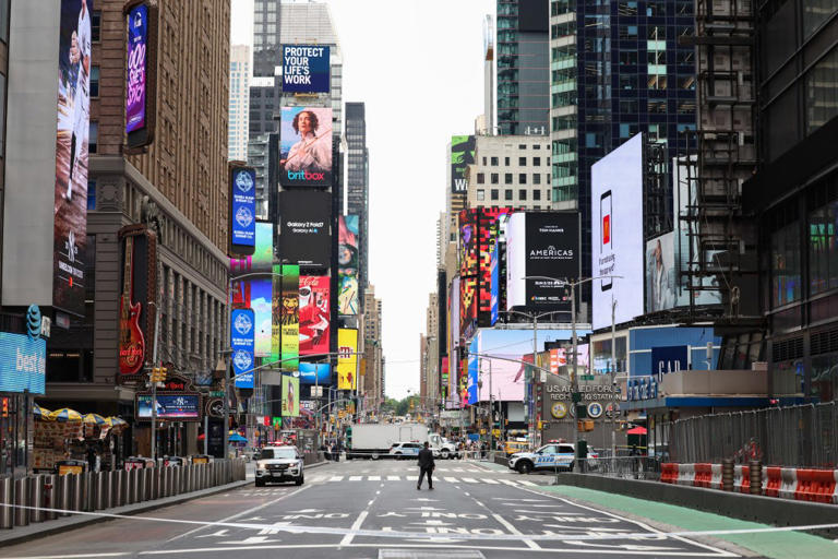 Heart of Times Square evacuated as suspicious package prompts bomb ...