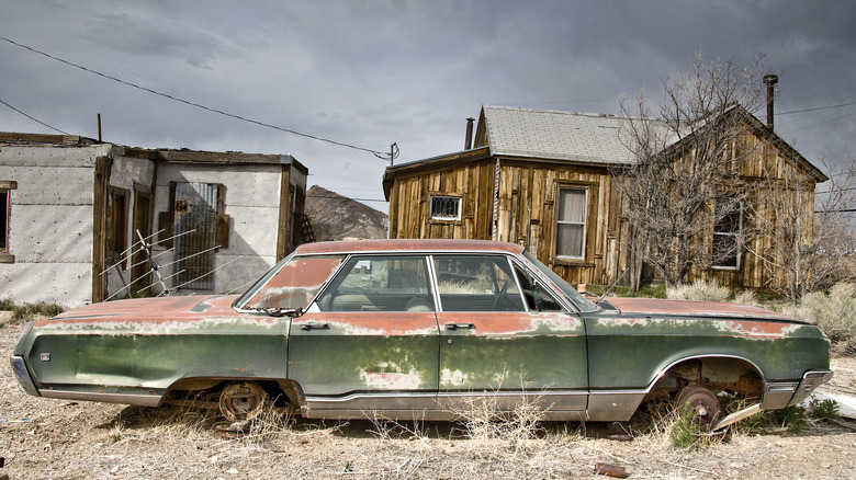 The 'World's Greatest Gold Camp' Is A Near-Abandoned Nevada Ghost Town ...