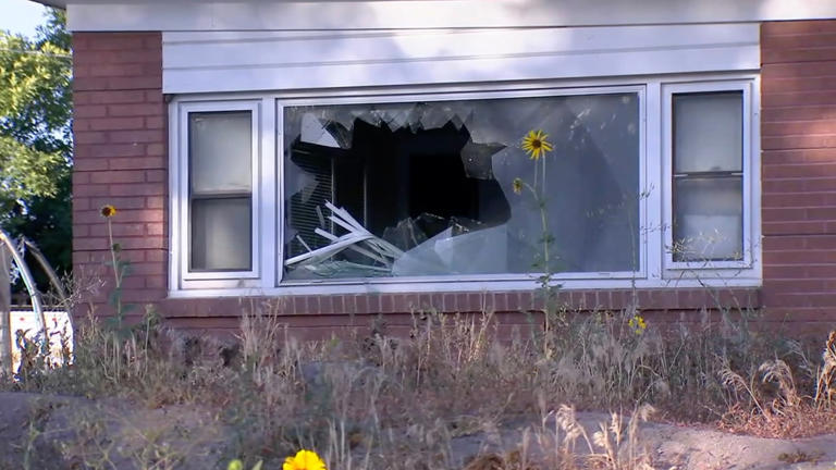 2 police officers die in hail of bullets after responding to home