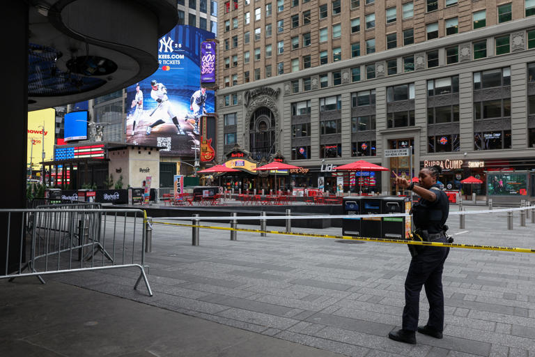 Person of interest detained after bomb scare leads to Times Square ...
