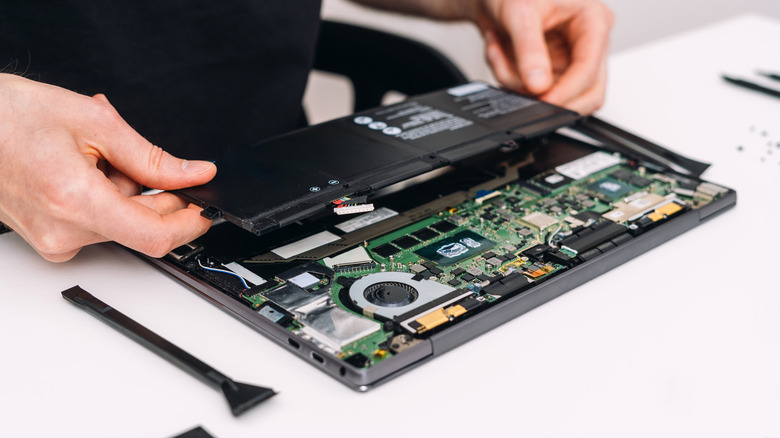 Laptop Battery Dying? Here's What You Need To Know Before You Replace It