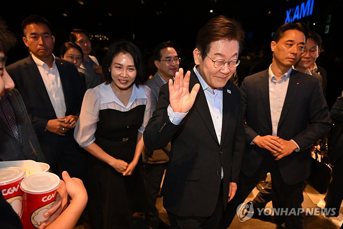 Lee to discuss future of K-pop with 'Kpop Demon Hunters' director, TWICE on TV talk show