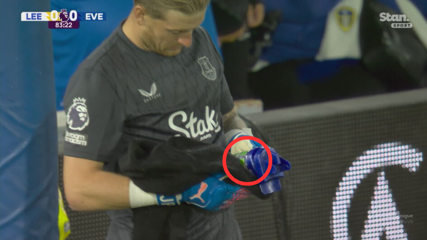 Goalkeeper's 'bluff' called in sneaky water bottle trick
