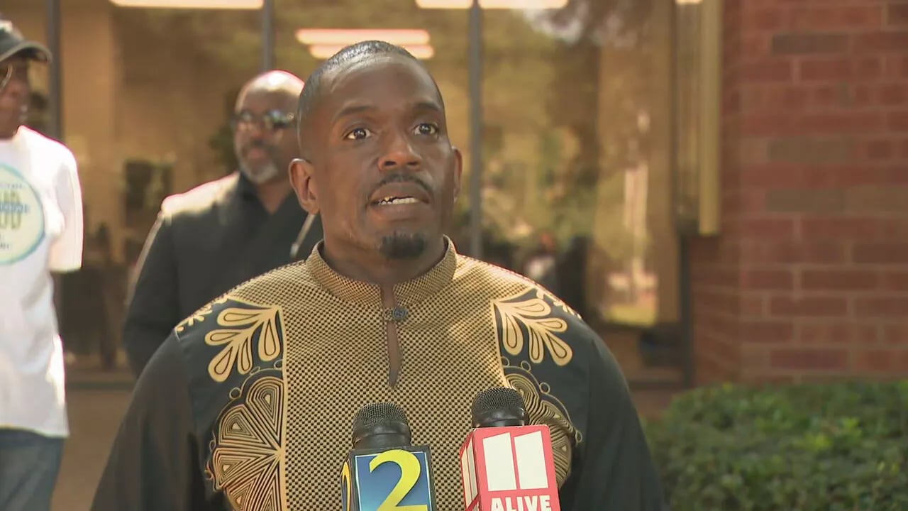 Embattled South Fulton mayor running for re-election after all