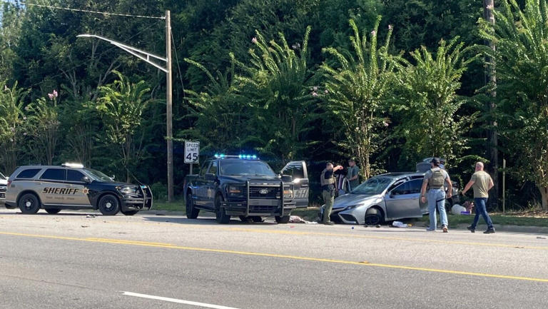 Vehicle fleeing deputies crashes into another vehicle, 1 injured, MCSO says