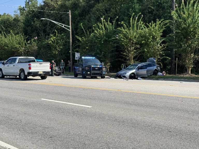 Vehicle fleeing deputies crashes into another vehicle, 1 injured, MCSO says
