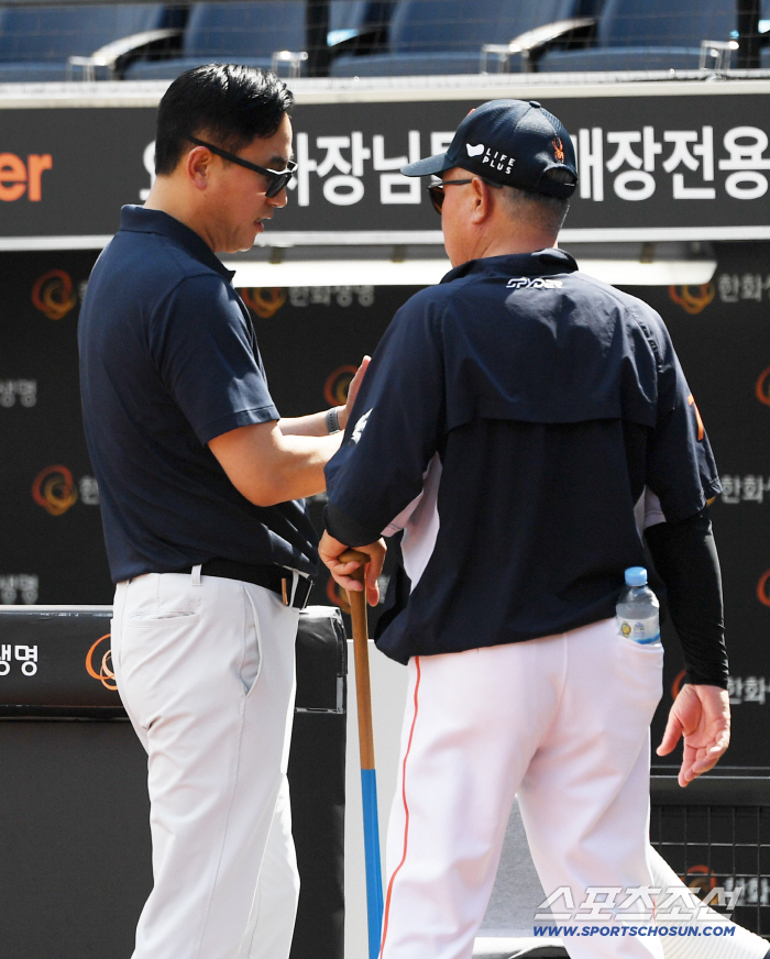 Commentator Choi Won-ho, who visited Director Kim Kyung-moon, warmly ...