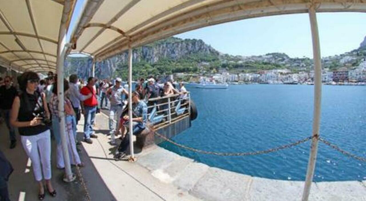 Capri, rubano bracciale da un negozio: due turisti bloccati all'imbarco ...