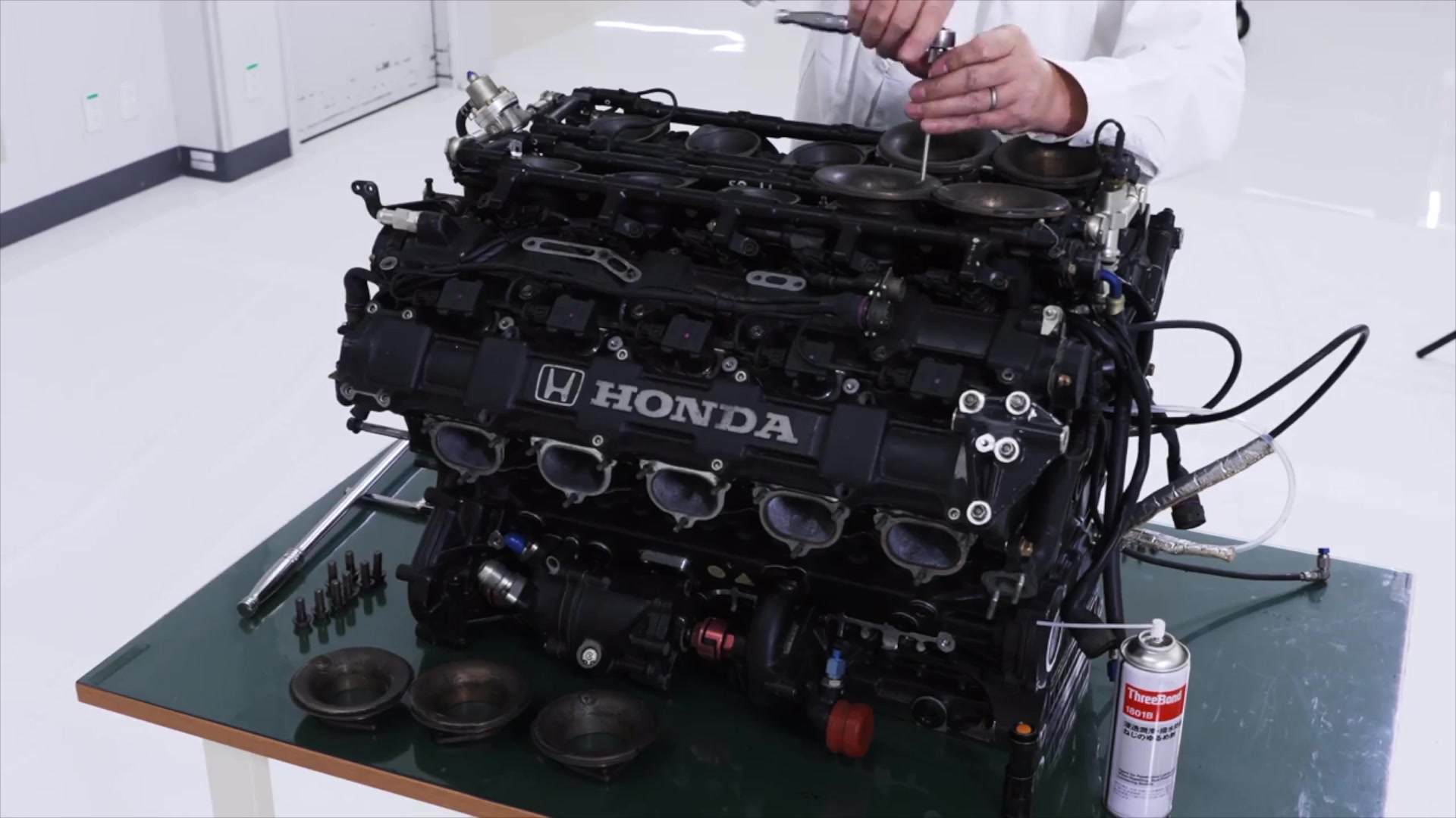 1990 Honda RA100E McLaren MP4/5B - Engine head disassembly