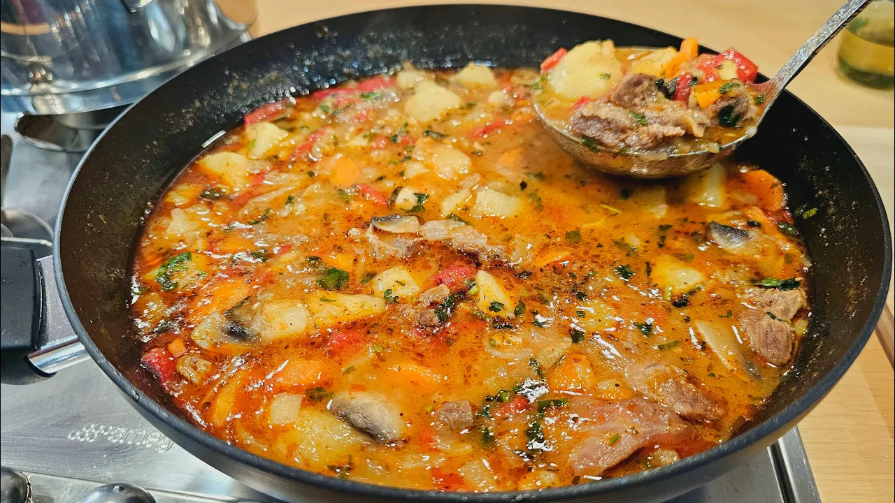 Gott, wie lecker! Ich werde immer so kochen! Einfache Gulaschsuppe!