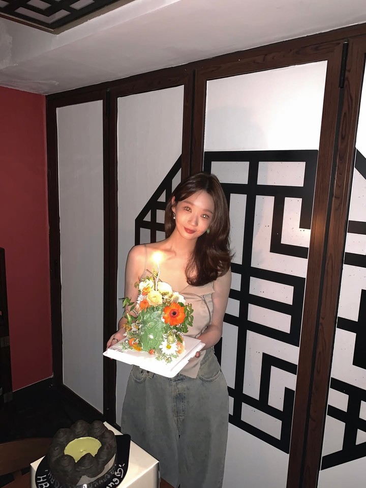 다비치 강민경, 생일날 꽃보다 빛났다...촛불 아래서 드러난 '여신 비주얼'