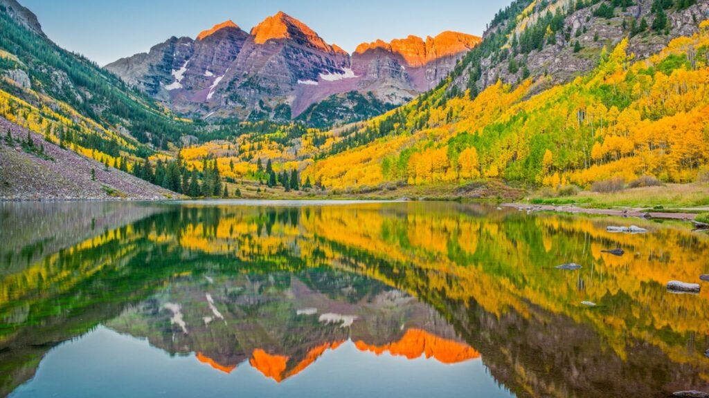11 best mountain towns to visit in the fall for peak foliage