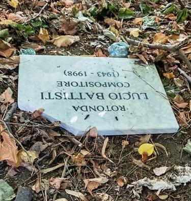 Vandalizzata a Rimini la targa in memoria di Lucio Battisti. Il Comune ...