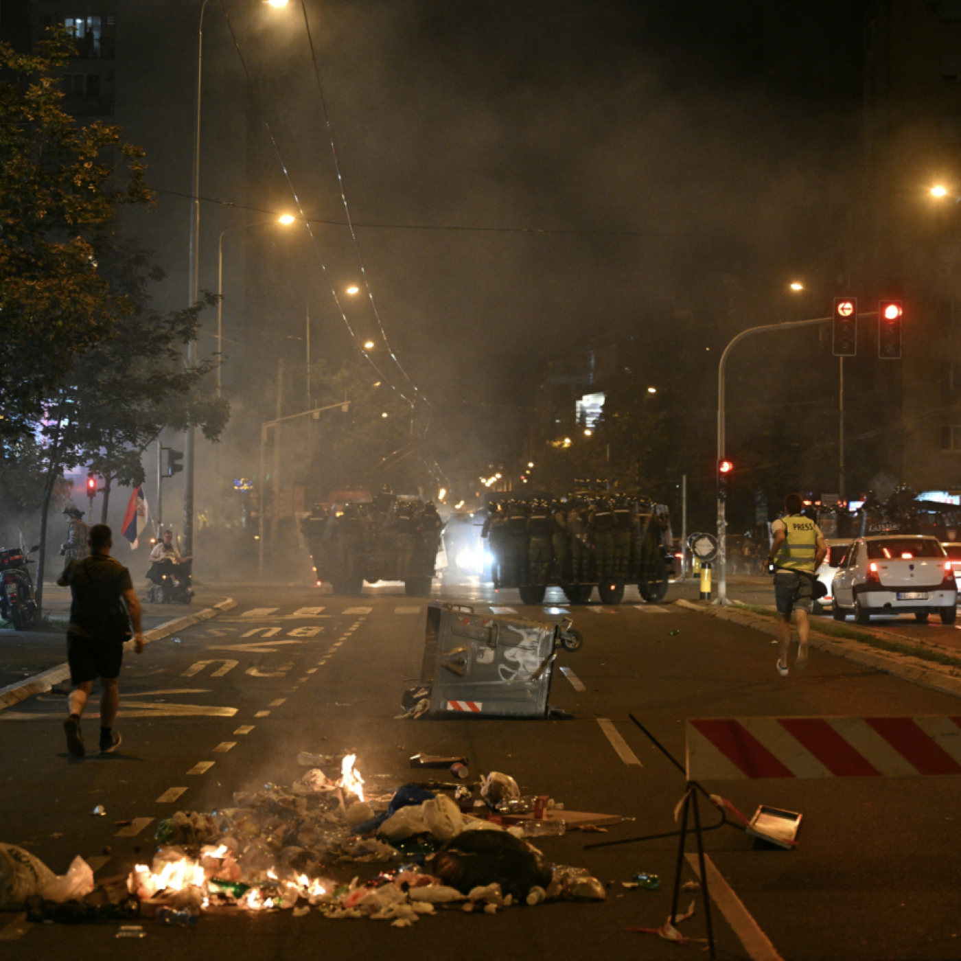 Demonstranten in Serbien attackieren SNS-Zentrale in Belgrad