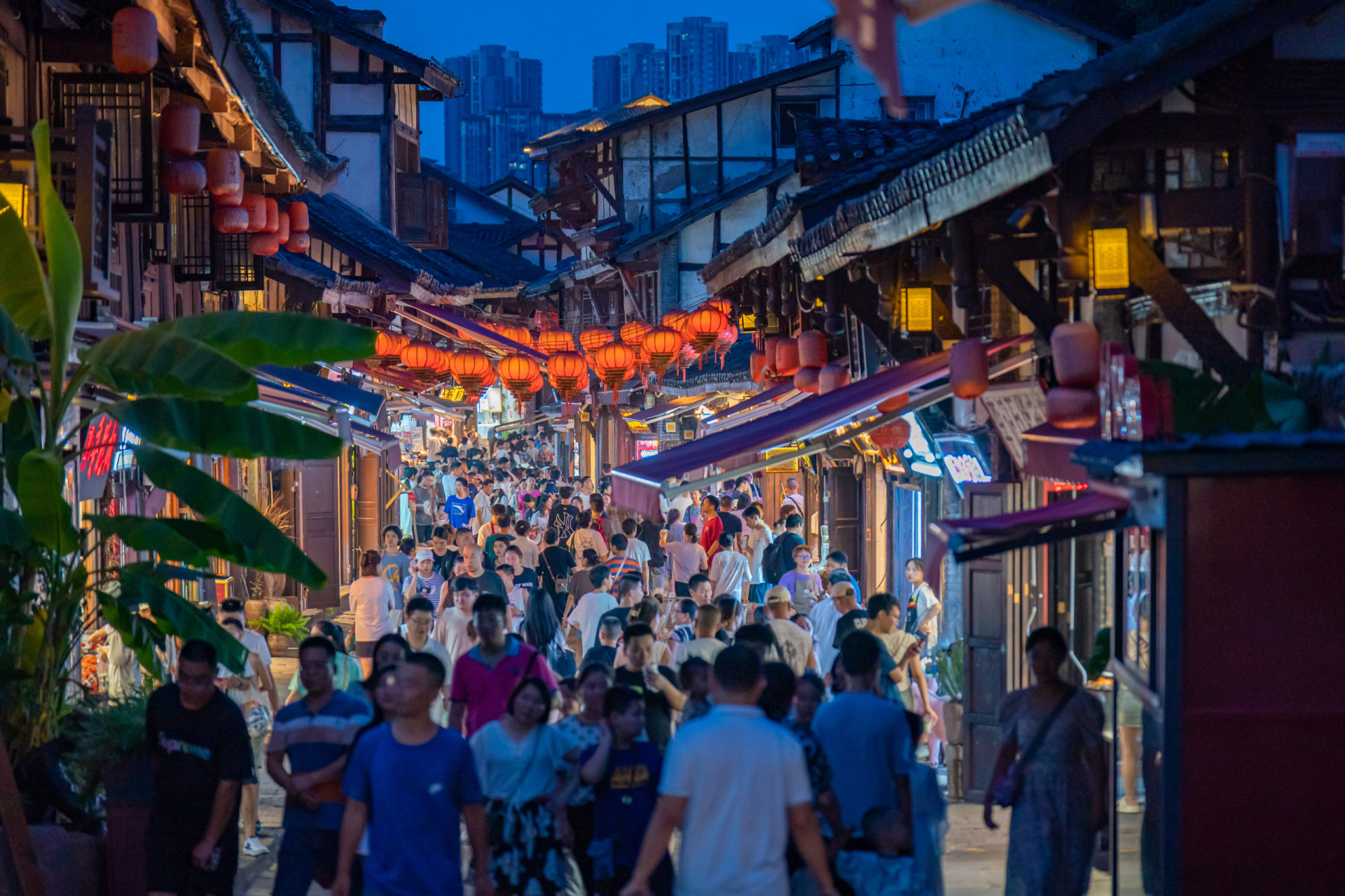 The city that glows at night: Explore China's 8D city
