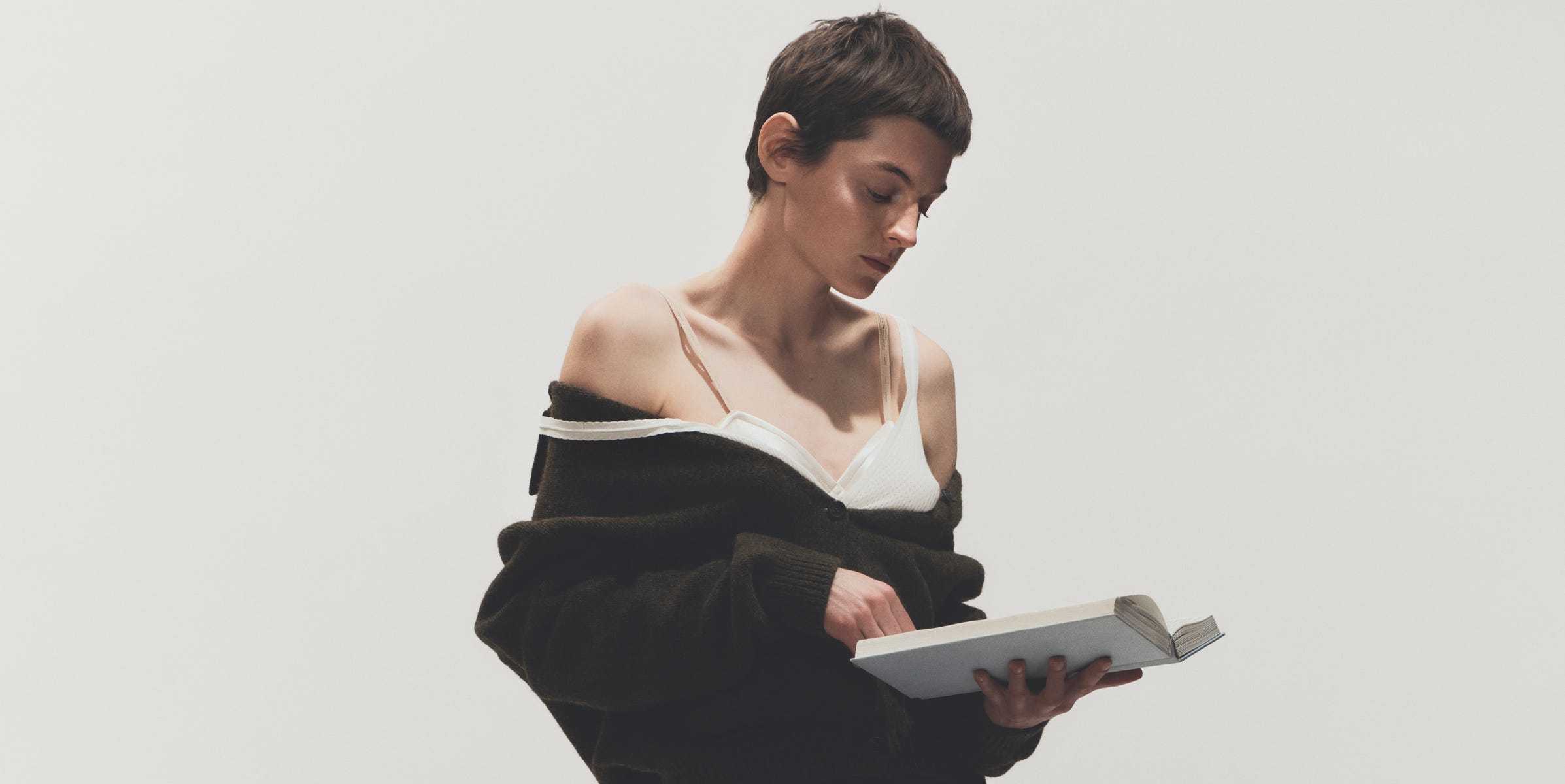 Emma Corrin Thinks Elizabeth Bennet Would Smell Like Miu Miu’s Newest ...