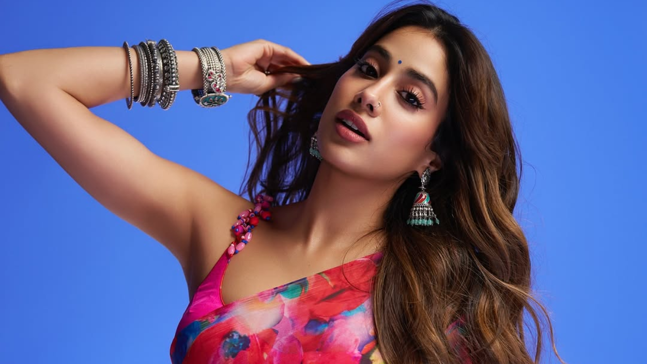 If anyone knows how to style a floral saree right, it's Janhvi Kapoor; Here’s proof