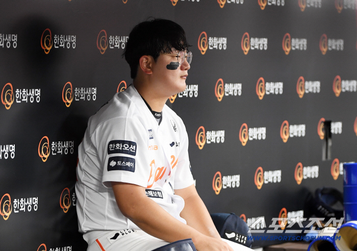 Kim Seohyun of Hanwha is spacing out
