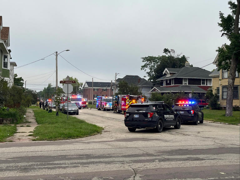 Cedar Rapids Firefighters use ladder to rescue four people stuck on balcony